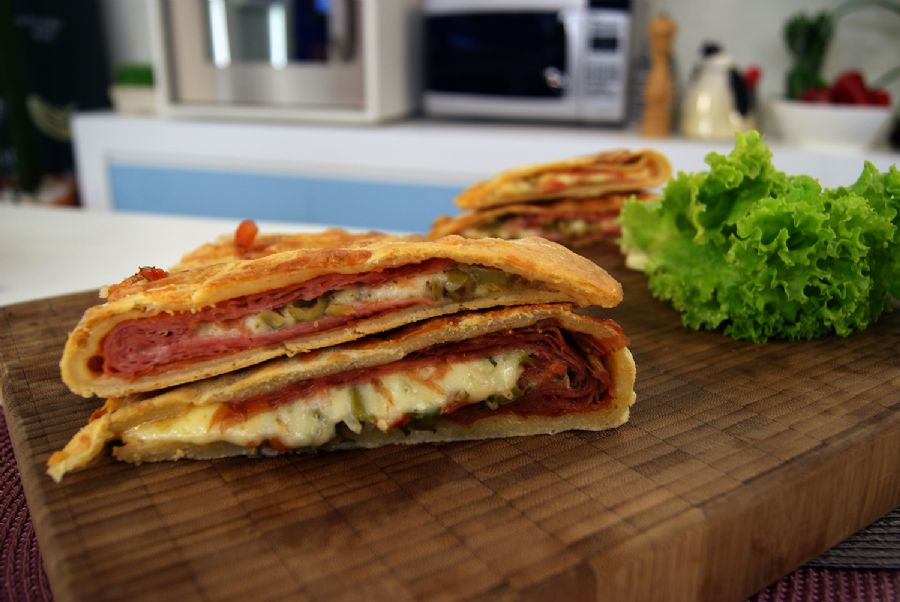 Calzone de Pão de Queijo Recheado com Presunto e Queijo | Band Receitas