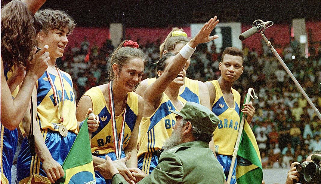 Projeto mantém vivo sonho das 'novas Hortências' no basquete brasileiro