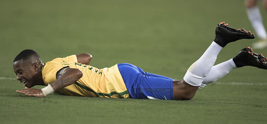 Robinho é o único na ativa entre titulares da Seleção que bateu ...