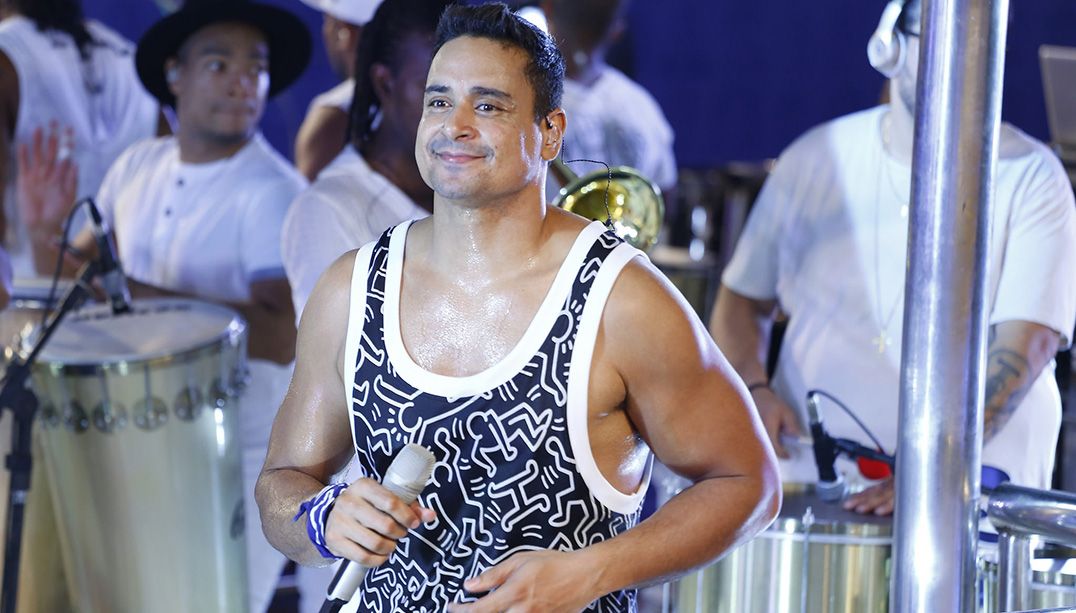 Xanddy machuca braço após se jogar na multidão