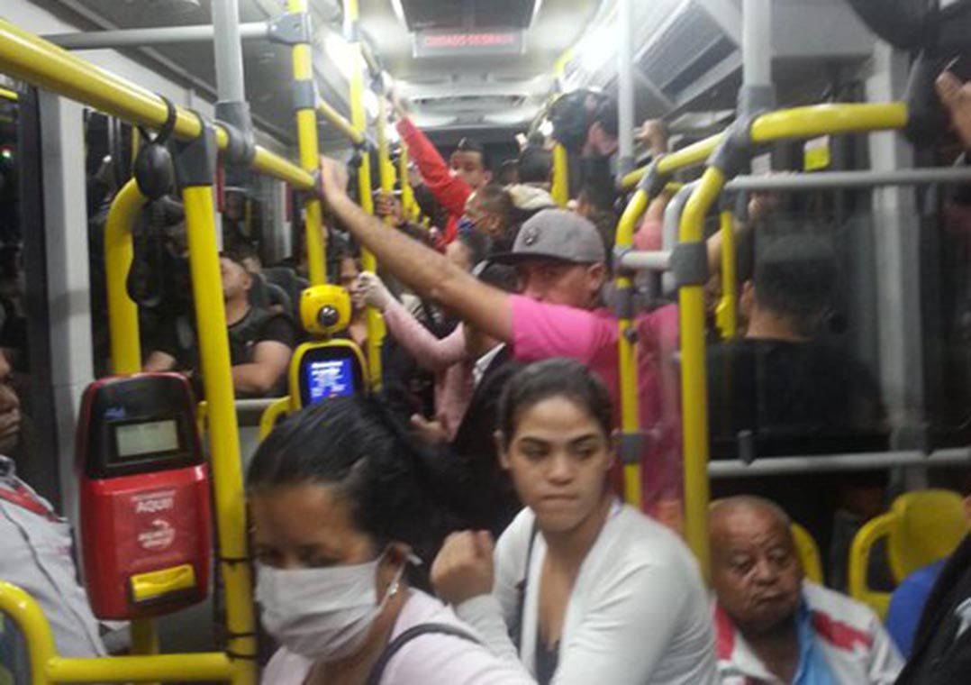 Passageiros relatam ônibus cheios em São Paulo
